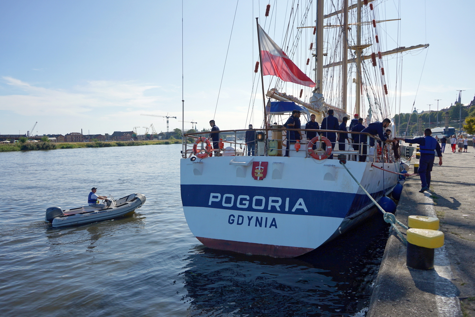 Żaglowiec STS Pogoria zacumował przy Wałach Chrobrego w Szczecinie ...