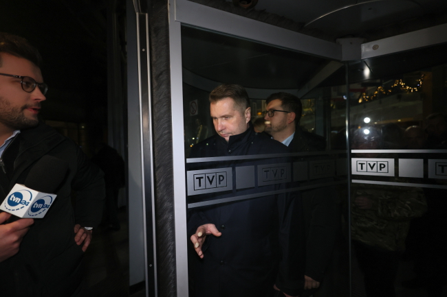 Protest przed budynkiem TVP przy ulicy Woronicza w Warszawie ...
