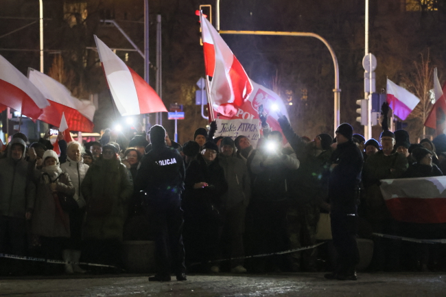 Protest przed budynkiem TVP przy ulicy Woronicza w Warszawie ...