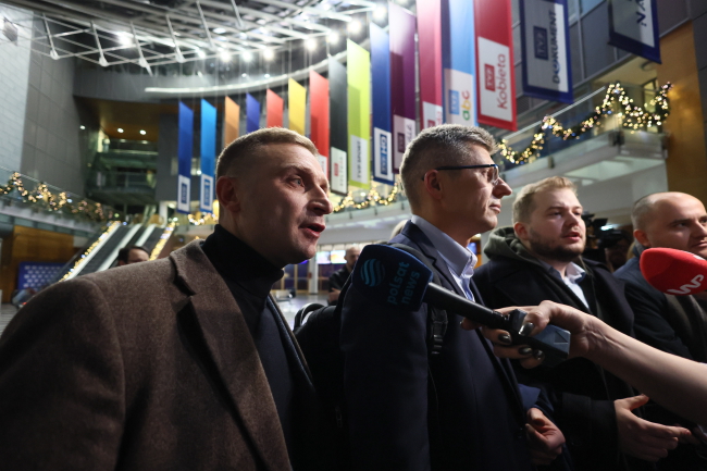 Protest przed budynkiem TVP przy ulicy Woronicza w Warszawie ...