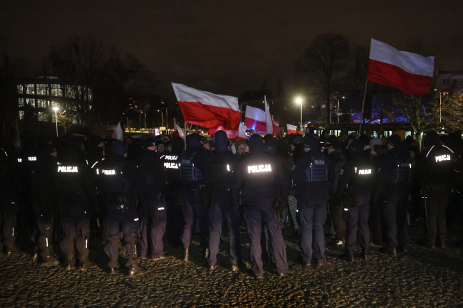 Protest przed budynkiem TVP przy ulicy Woronicza w Warszawie ...