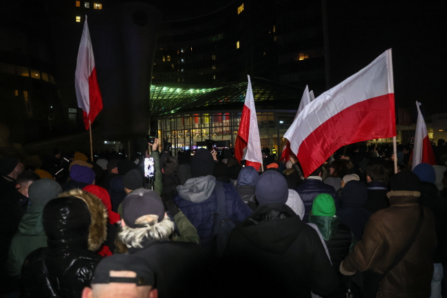 Protest przed budynkiem TVP przy ulicy Woronicza w Warszawie ...