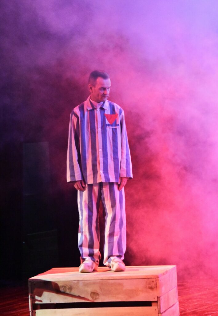 „Rotmistrz Pilecki. Ofiarowanie” – spektakl teatralny w Muzeum Pamięć i ...