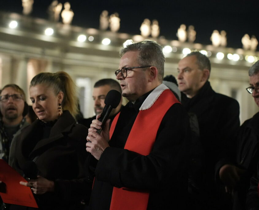 Modlitewne czuwanie na placu św. Piotra w 21. rocznicę śmierci św. Jana ...